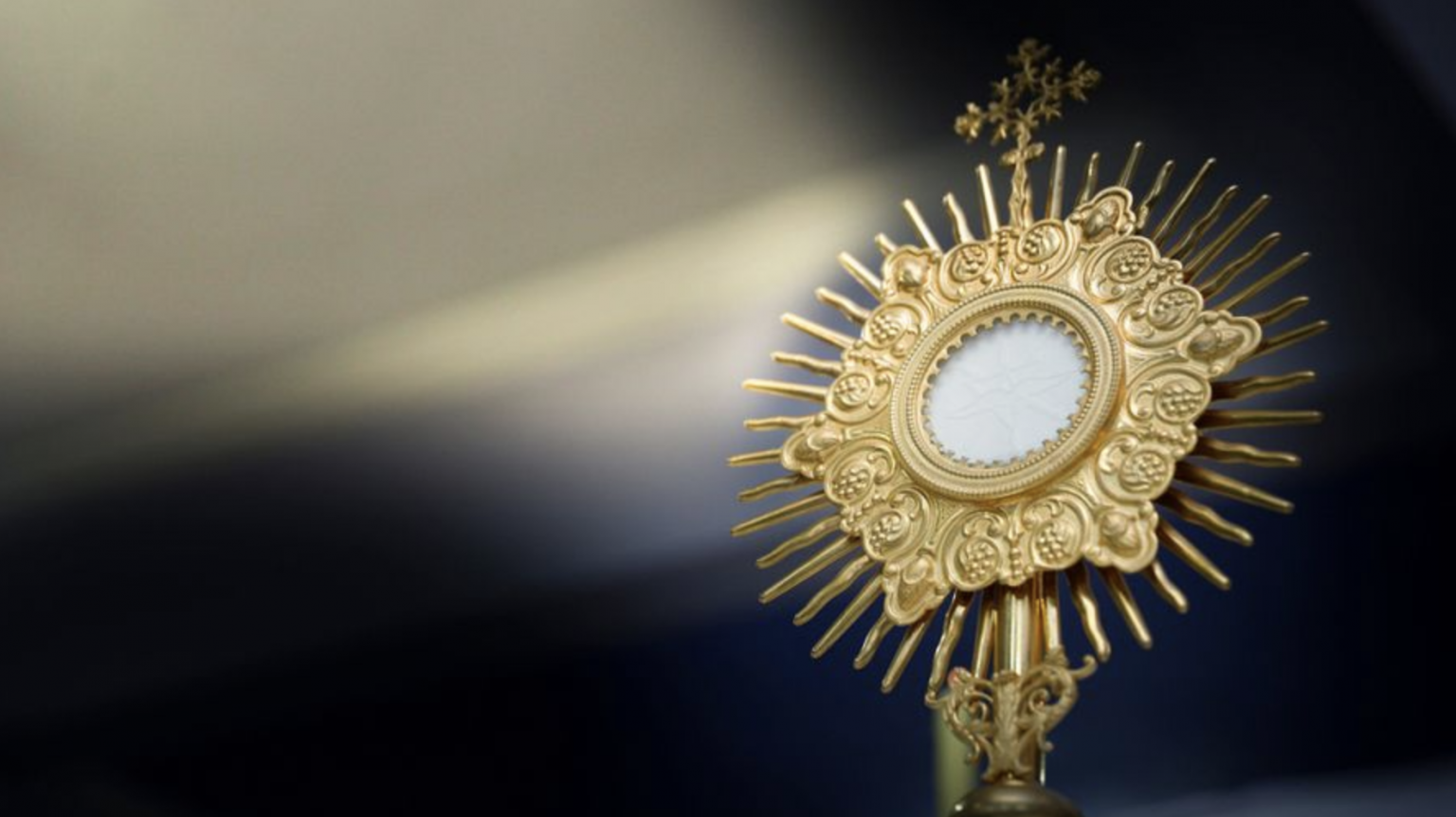 Help, there's a Monstrance in my Mass - PrayTellBlog